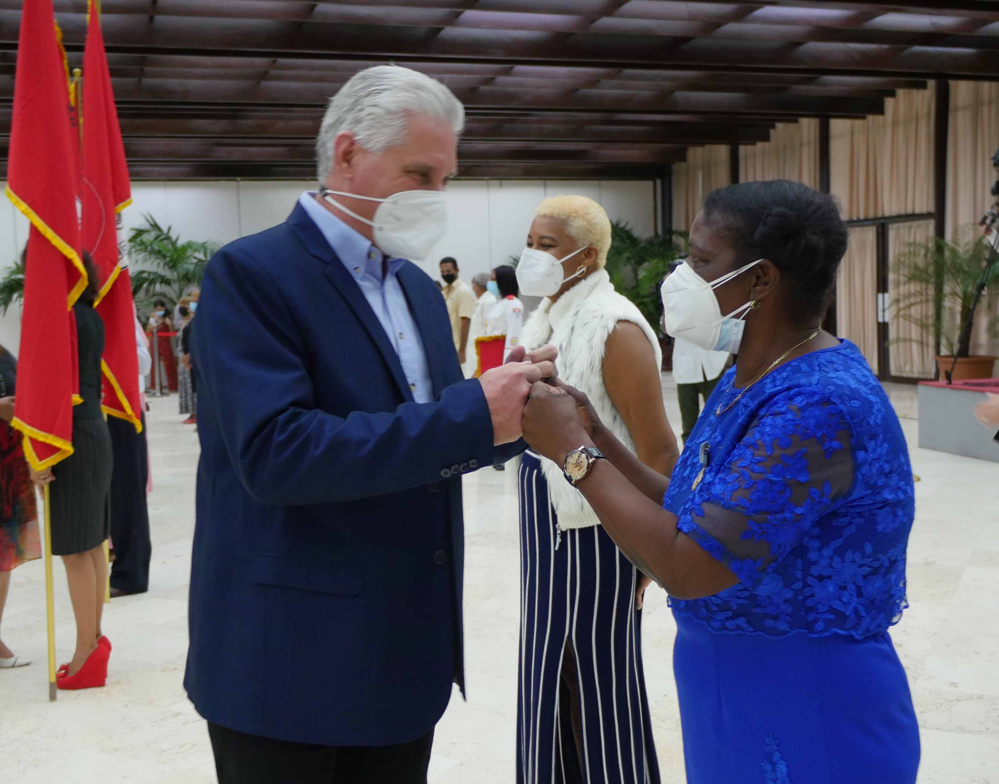 Homenaje a cubanos que le ponen pasión a los CDR | Presidencia y ...